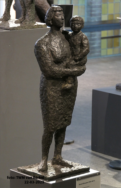 Moeder met kind op de arm | KIJKEN NAAR BEELDEN