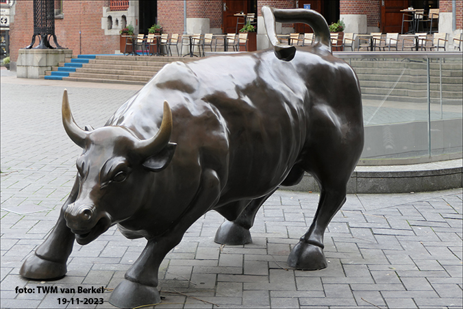 Logo Van Een Aanvallende Stier Brons (Onbekend) Abstracte Stier,